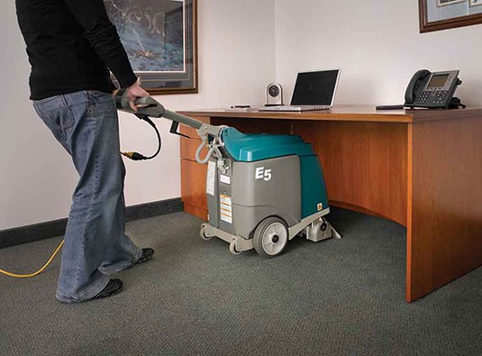 E5 Compact Low-Profile Carpet Extractor | Tennant Company