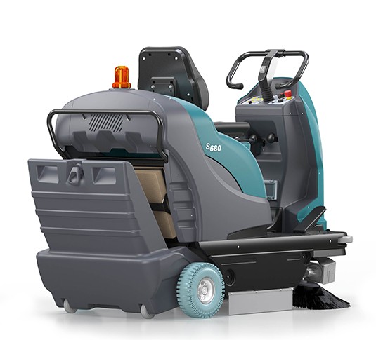 S680 Compact Battery Ride-On Sweeper | Tennant Company