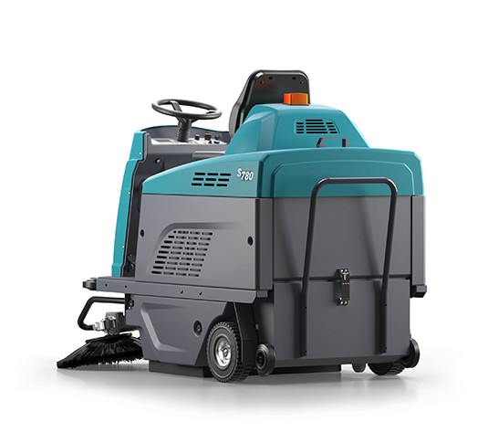 S780 Compact Battery Ride-On Sweeper | Tennant Company