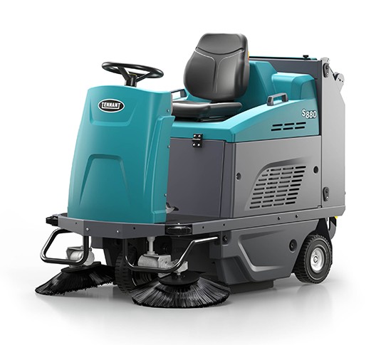 S880 Compact Battery Ride-On Sweeper | Tennant Company
